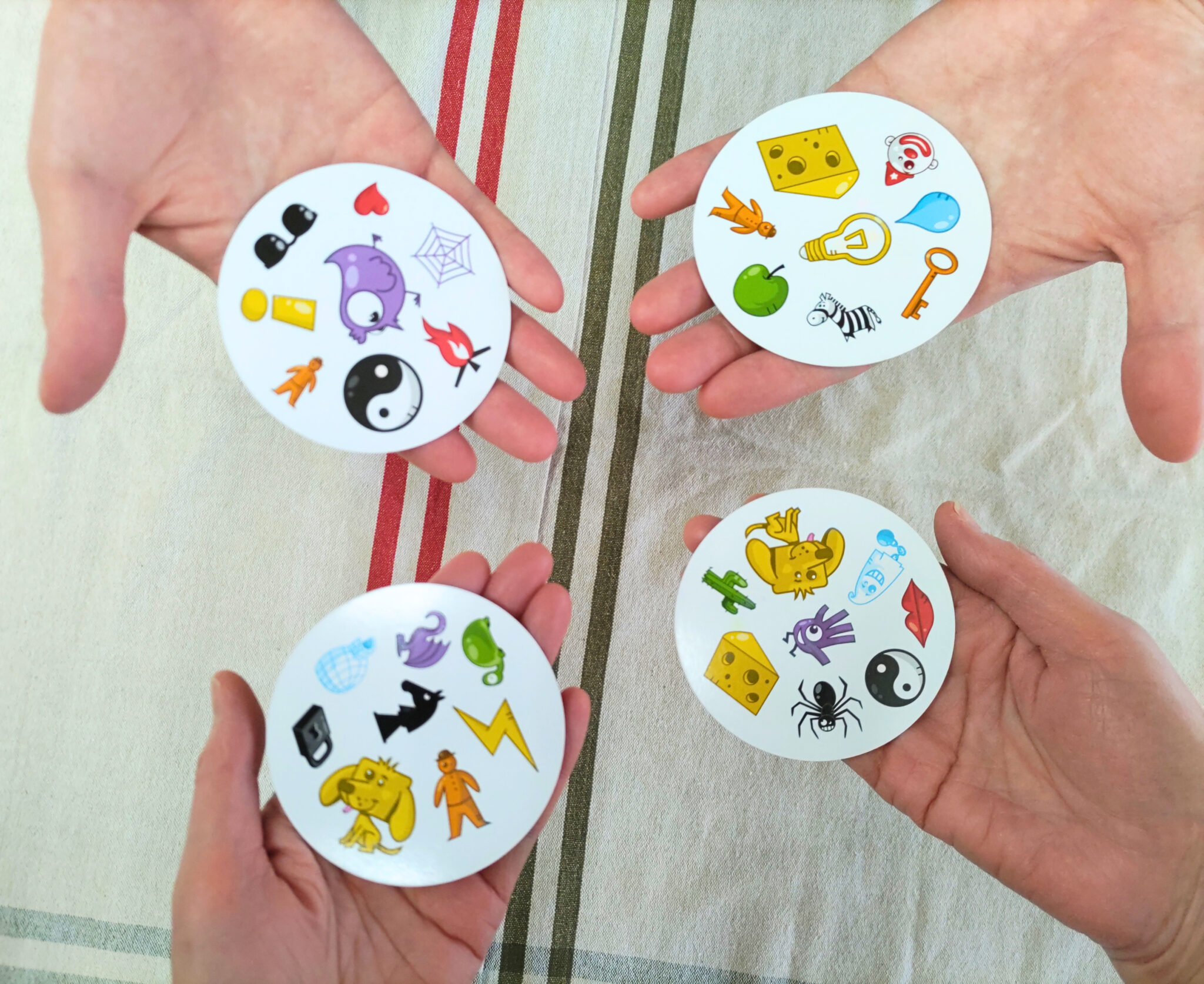 【ゲーム紹介】『ドブル』｜共通の絵を素早く見つけるスピード系カードゲーム【No.018】 - コバのボドゲ棚 たなおろし